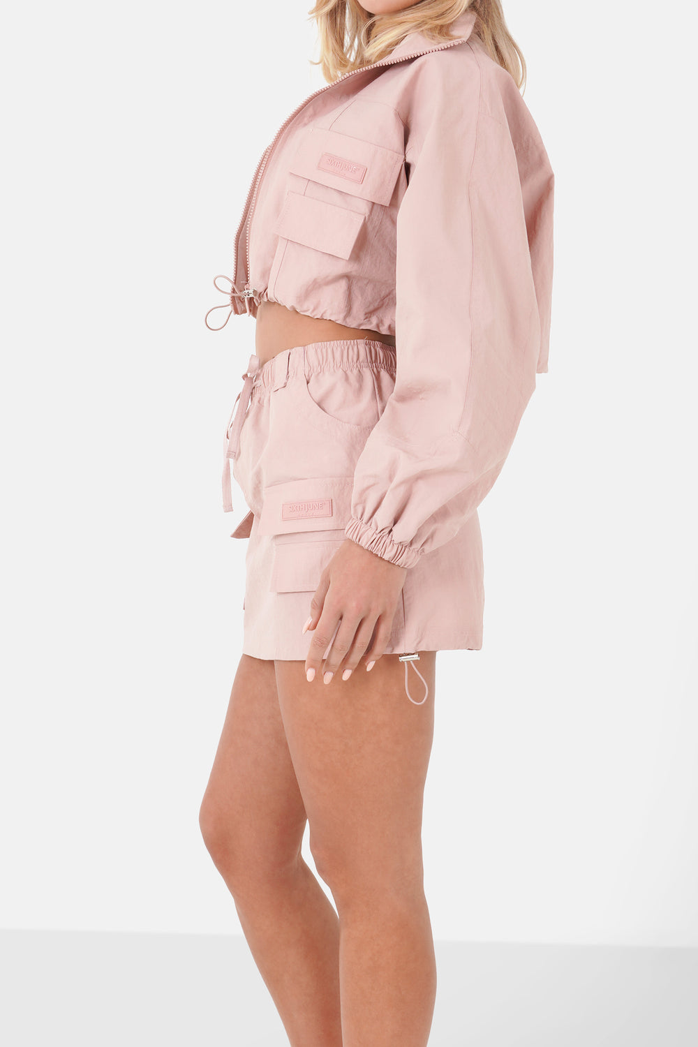 Découvrez et commandez la collection Femme en exclusivité sur SixthJune ...